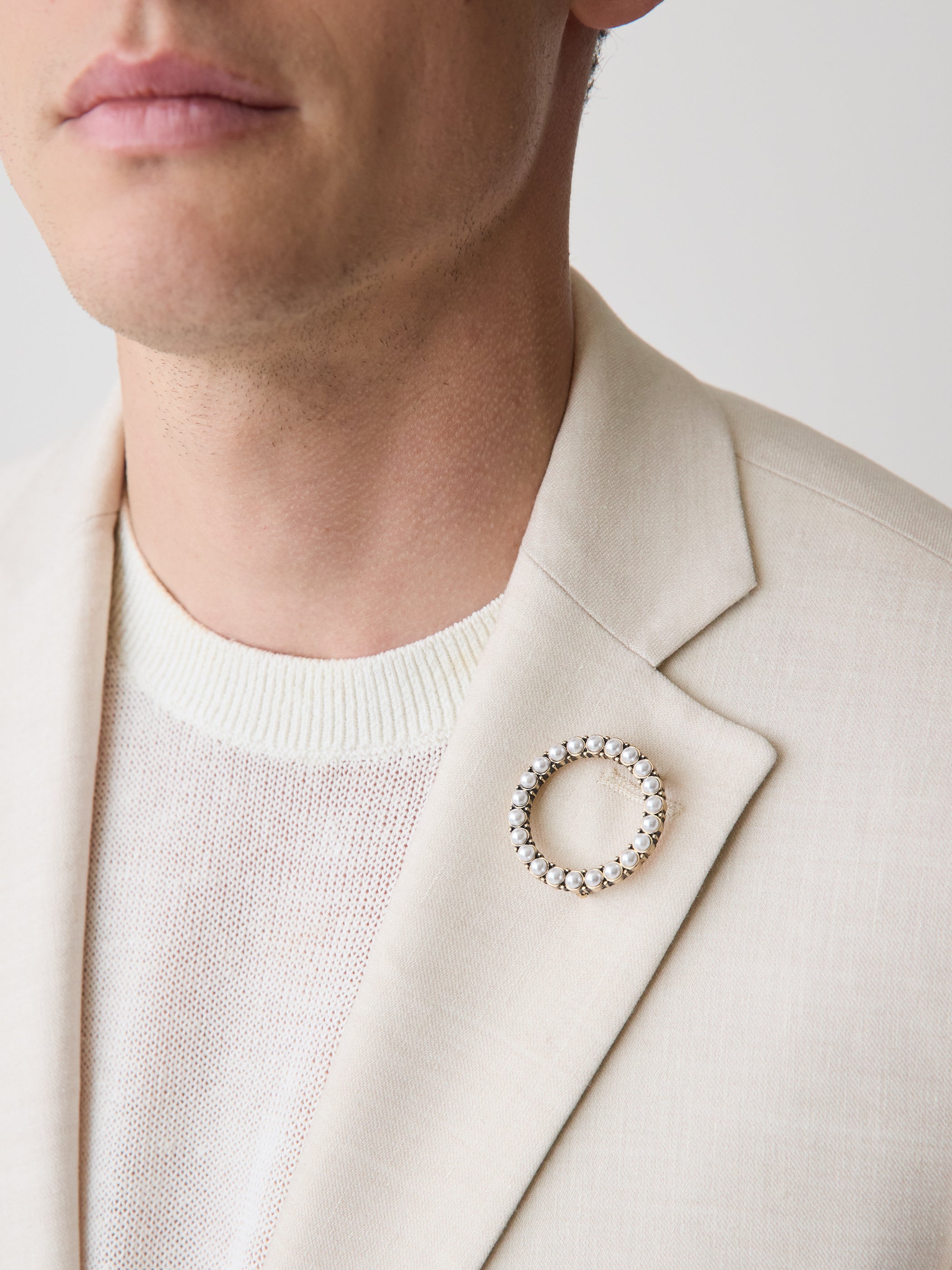 Men’s Round Brooch with Pearls Metal Pin – RW&CO