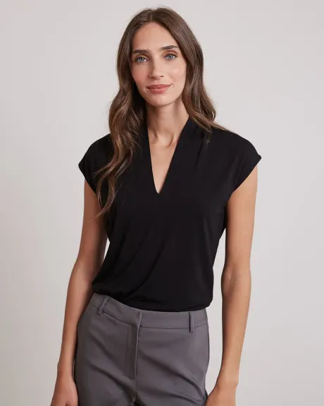 Extended-Sleeve V-Neck Fitted Tee | RW&CO.