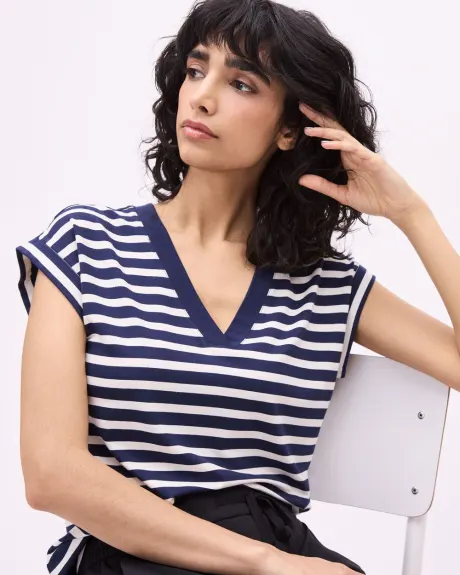 Relaxed-Fit Extended-Sleeve V-Neck Tee | RW&CO.