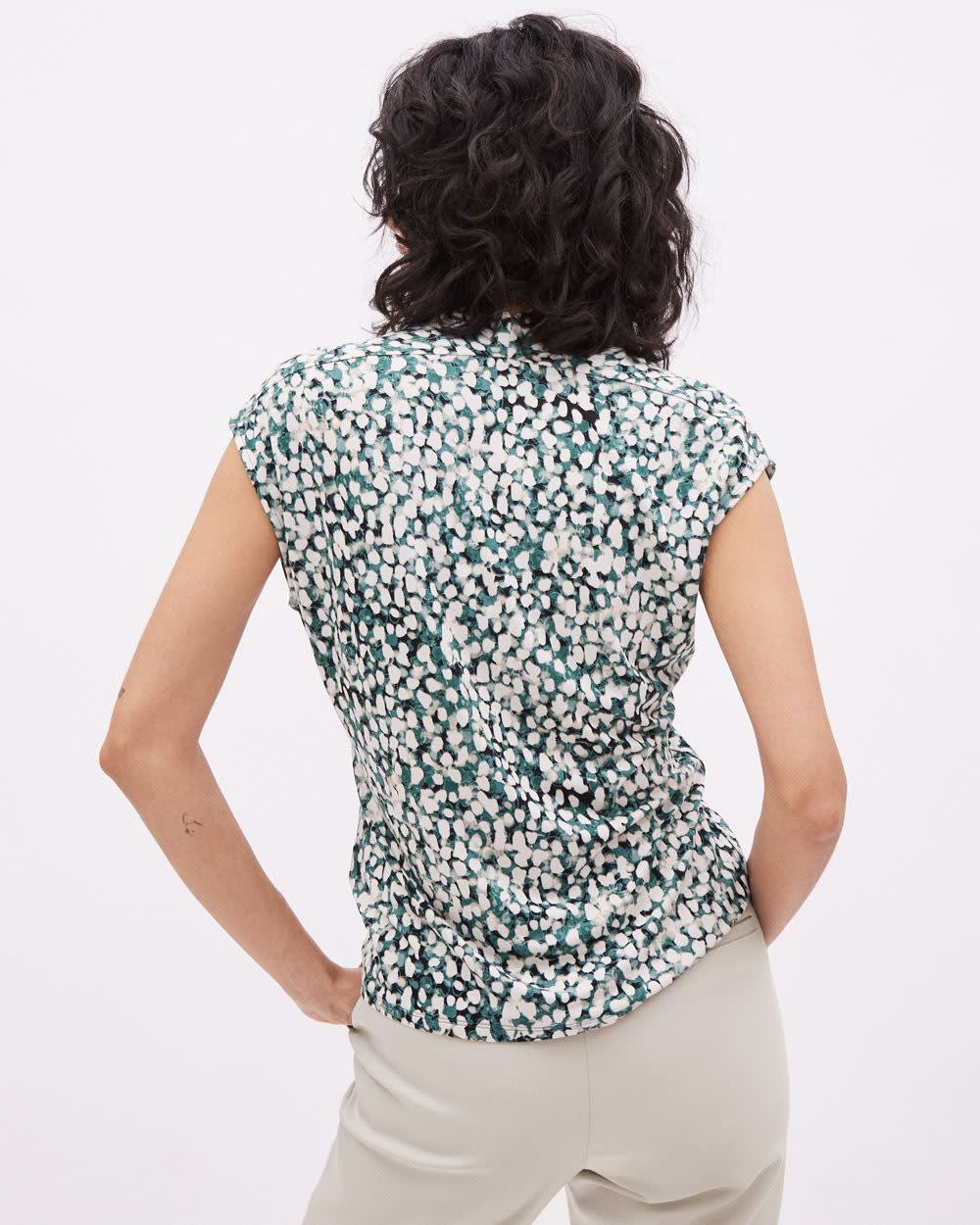 Extended-Sleeve V-Neck Fitted Tee | RW&CO.